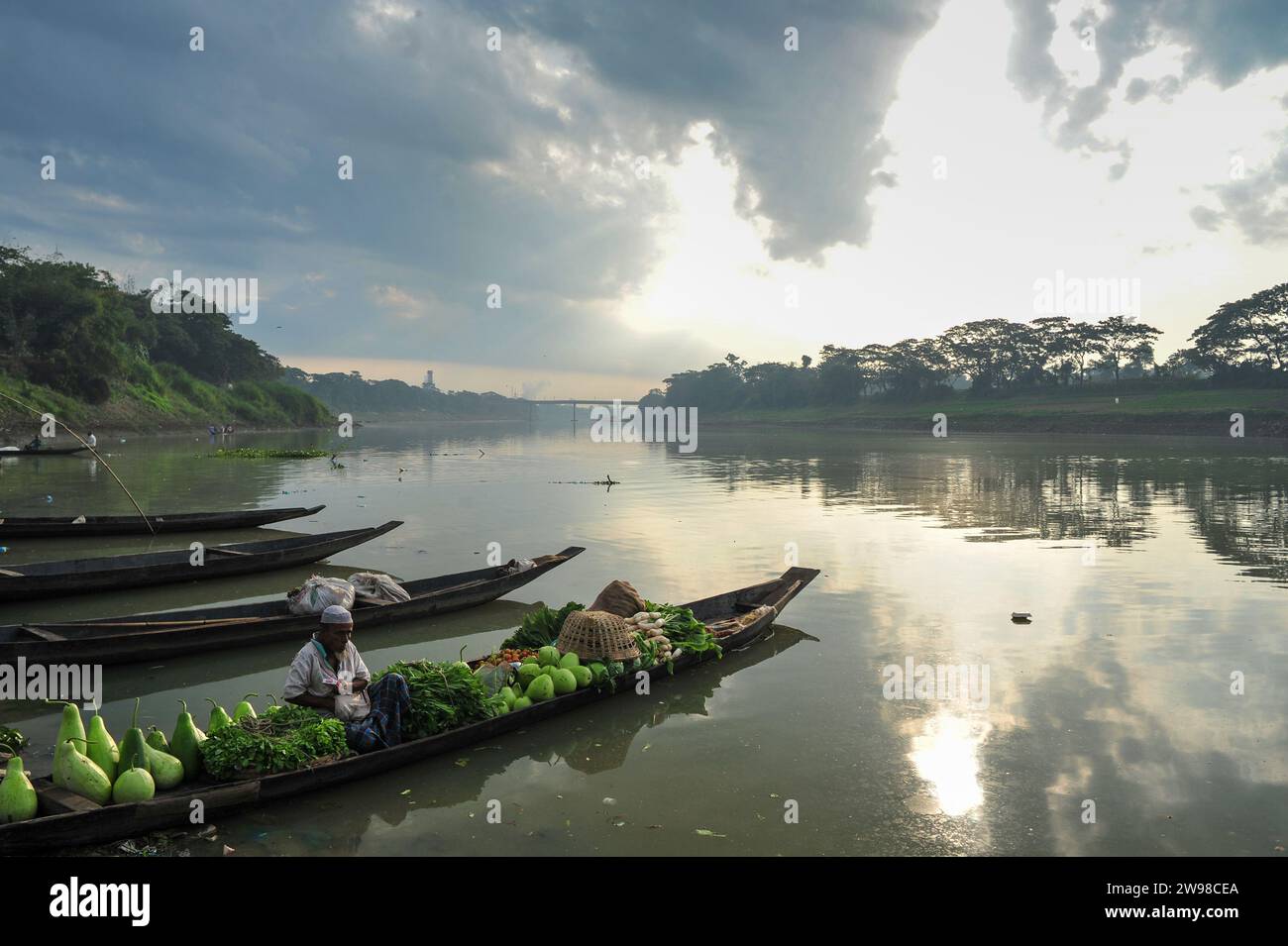 Non Exclusive: 24 December 2023 Sylhet-Bangladesh: Farmers are bringing ...