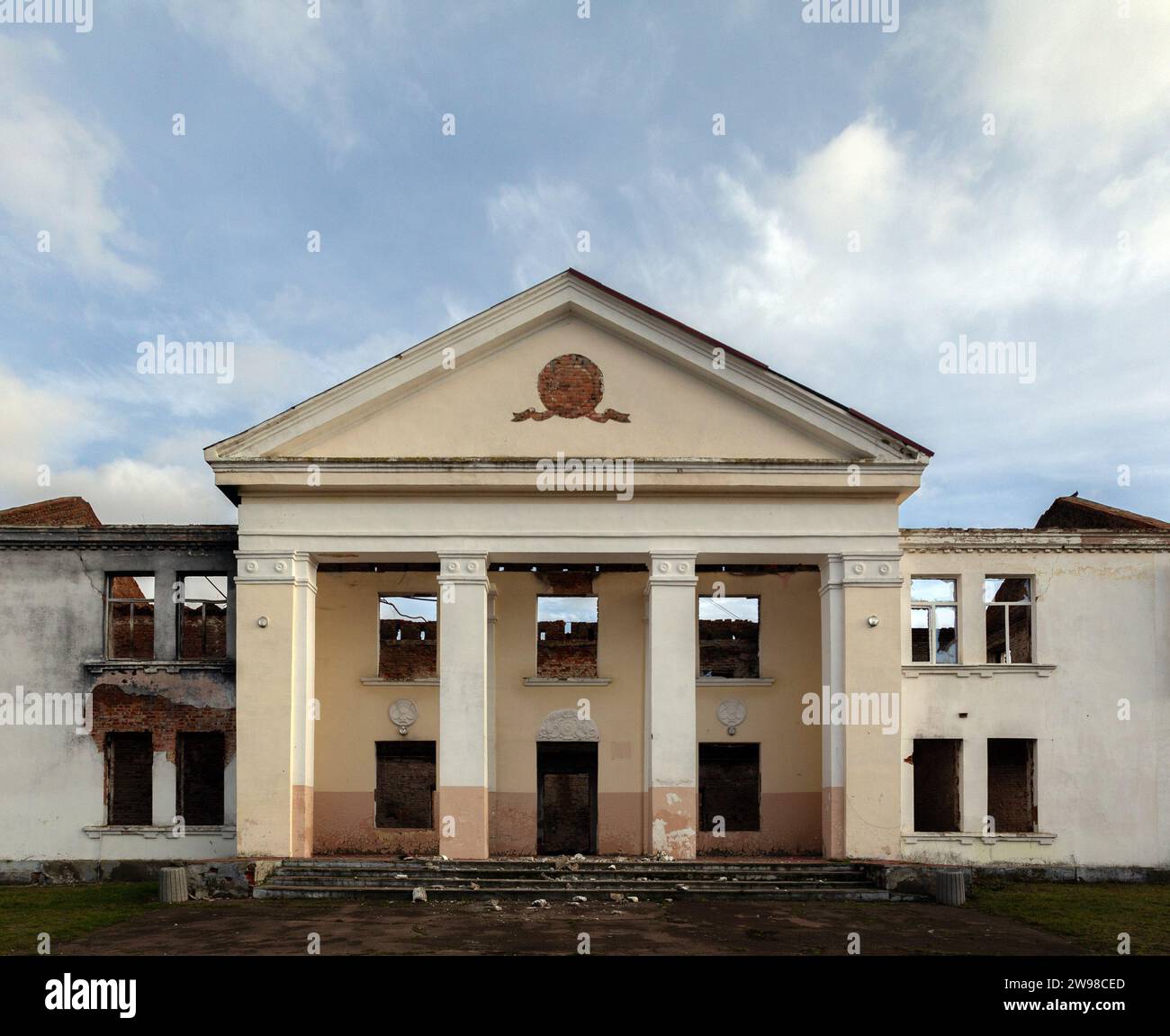 Non Exclusive: IVANIVKA, UKRAINE - DECEMBER 21, 2023 - A house of ...