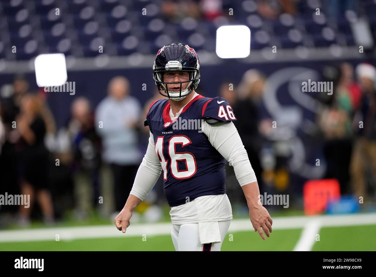 Houston Texans long snapper Jon Weeks (46) warms up befoer an NFL ...