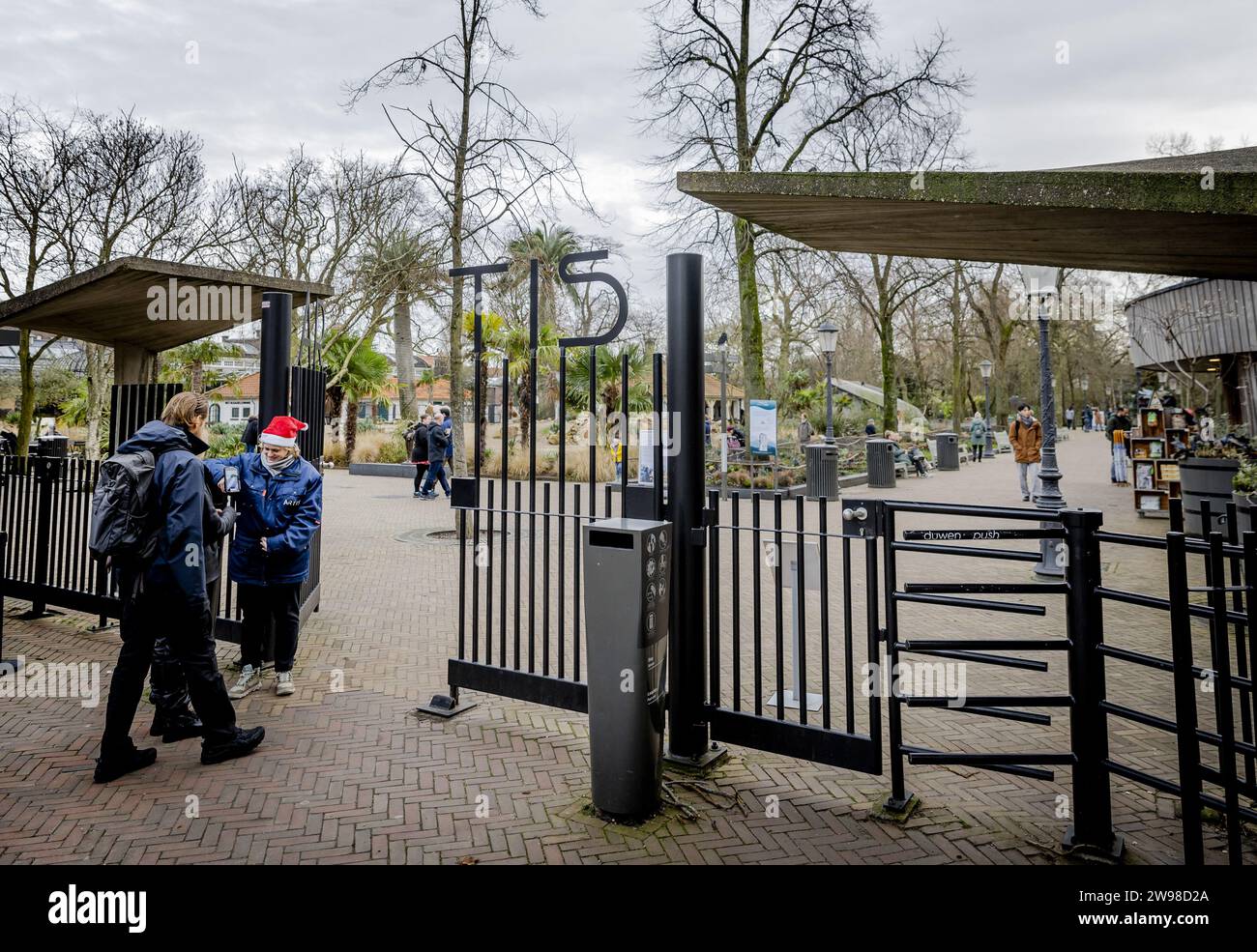 AMSTERDAM - Visitors to Artis on Christmas Day. The oldest zoo in the ...
