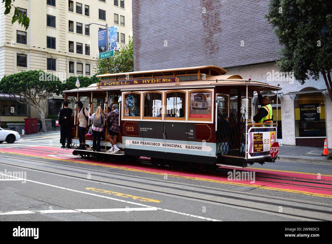 A cable car transporting people and driving up Powell Street in dowtown ...