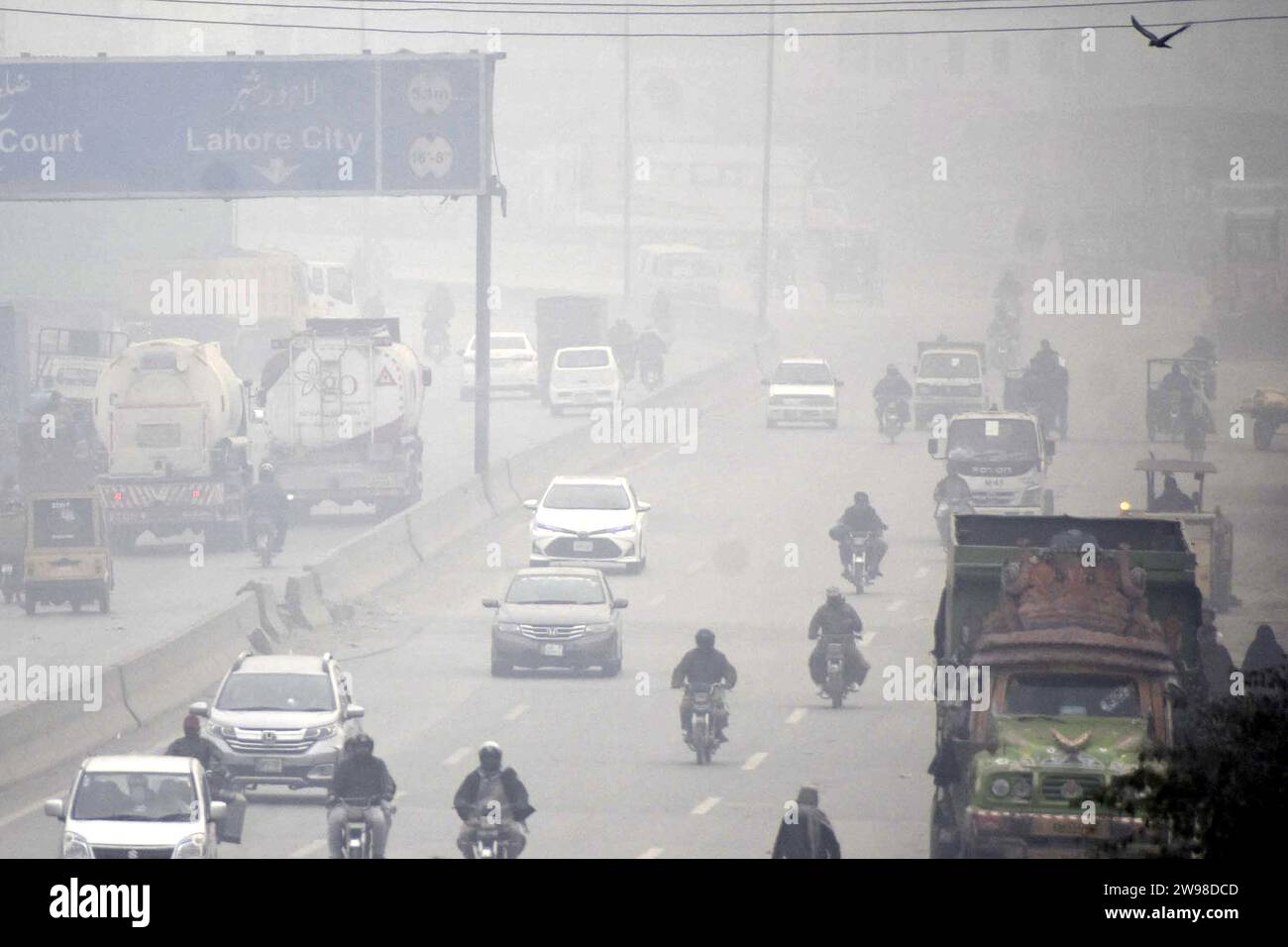 Lahore, Pakistan. 25th Dec, 2023. The traffic moves along a road amid ...