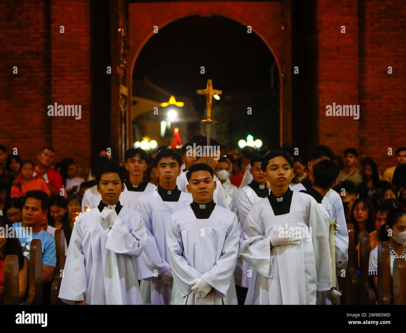 Boac, Marinduque, The Philippines. 25th Dec, 2023. People attend a ...