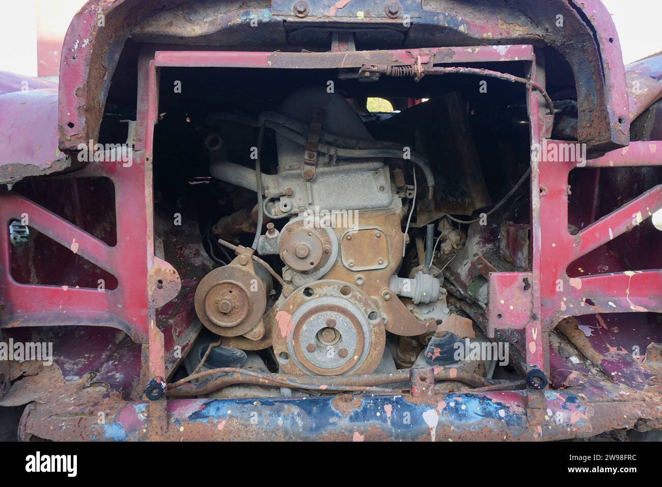 Engine of old and abandoned classic red car Stock Photo - Alamy