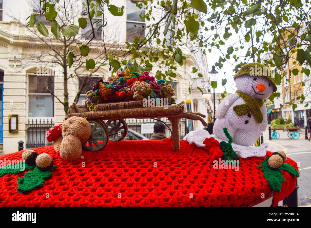 London, England, UK. 25th Dec, 2023. A crocheted Christmas post box ...