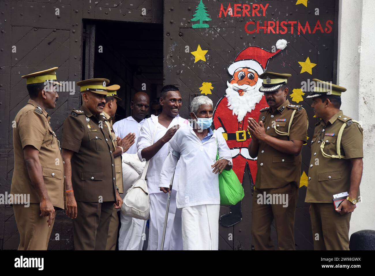 Colombo, Sri Lanka. 25th Dec, 2023. Prisoners are released from the ...