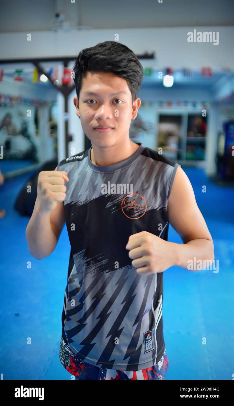 Muay thai fighter bangkok hi-res stock photography and images - Alamy