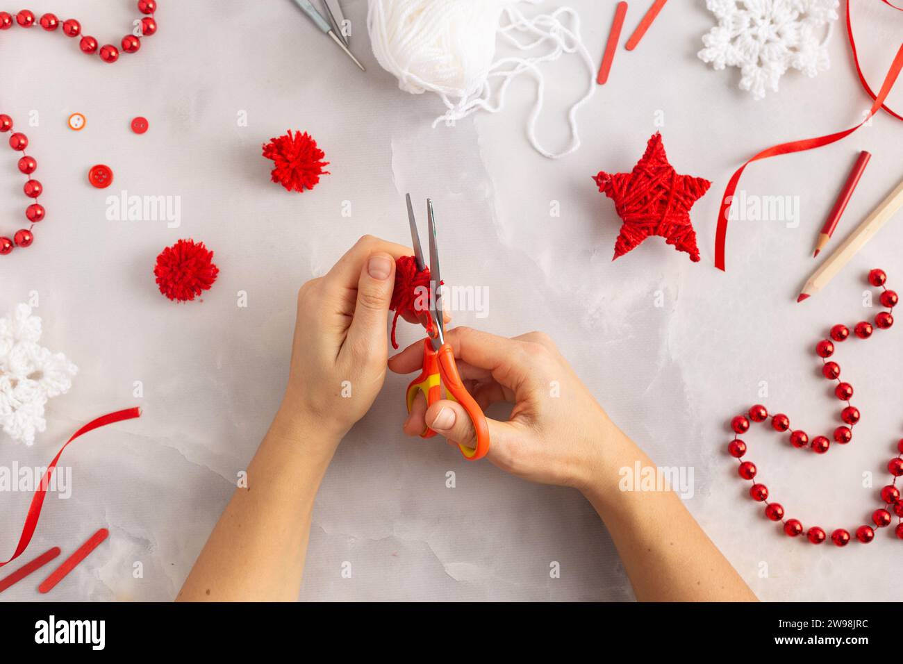 Making pom-poms from red and white threads. Ideas of Christmas ...