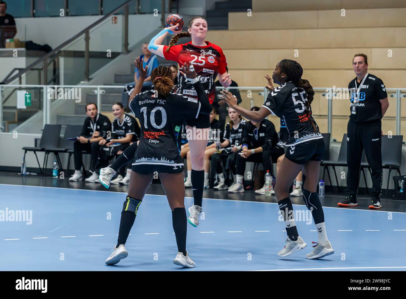 Bad Langensalza, Deutschland. 17th Dec, 2023. Kim Ott (Thüringer HC, 25 ...