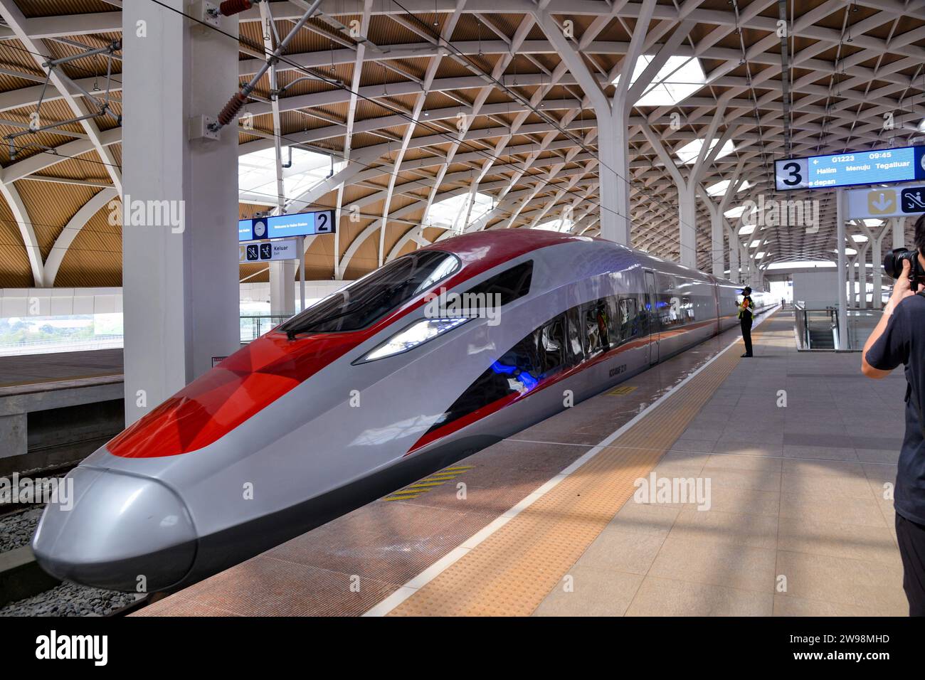Jakarta, Indonesia. 25th Dec, 2023. A high-speed electrical multiple unit (EMU) train leaves ...