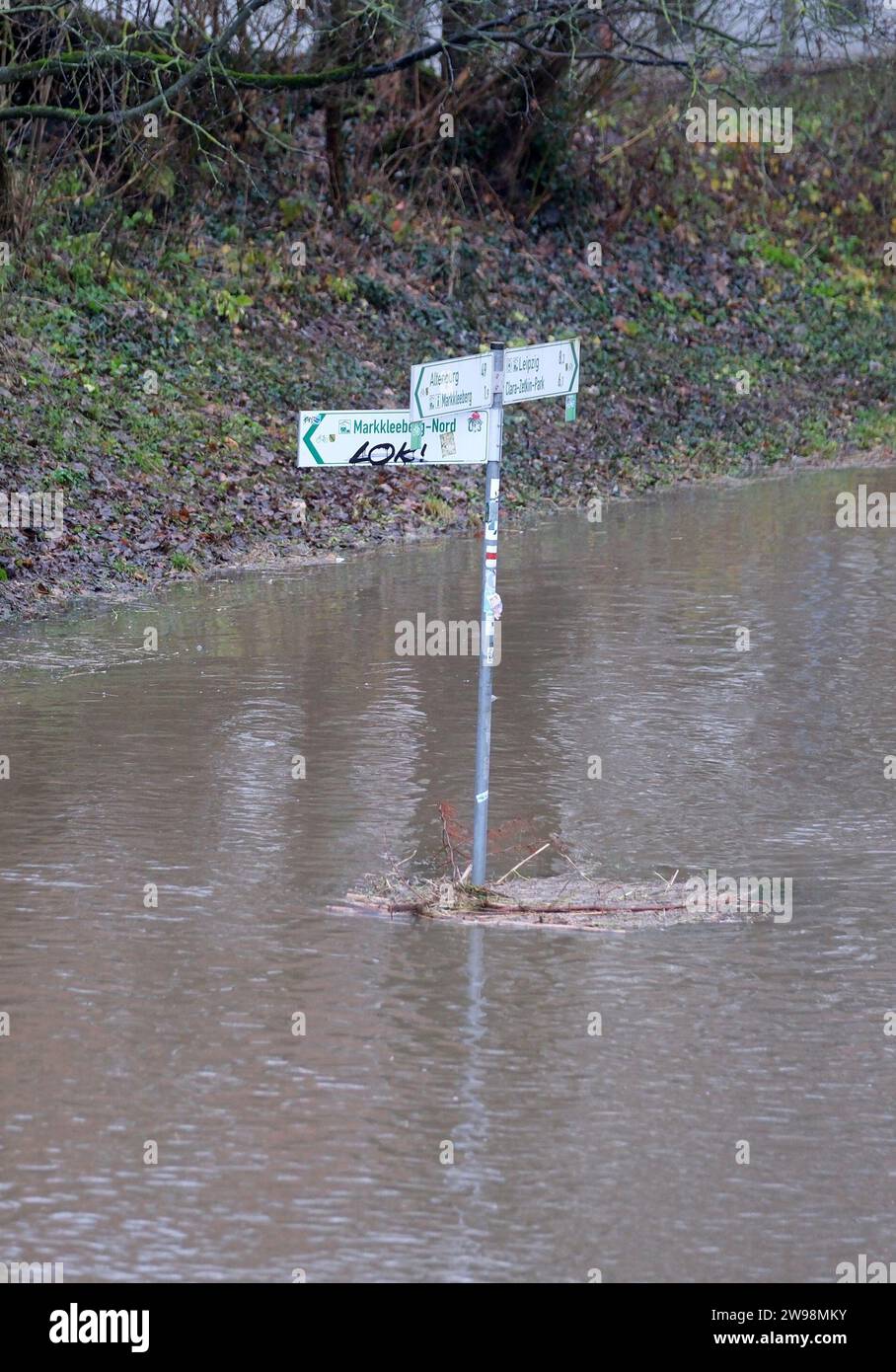 Markkleeberg, Germany. 25th Dec, 2023. A signpost on the Weiße Elster ...