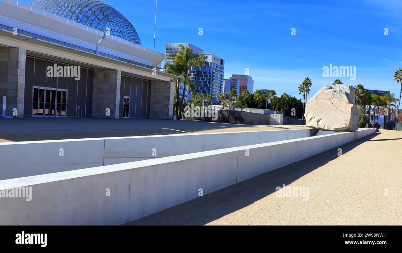 Los Angeles, California: Public Art LEVITATED MASS a sculpture by ...