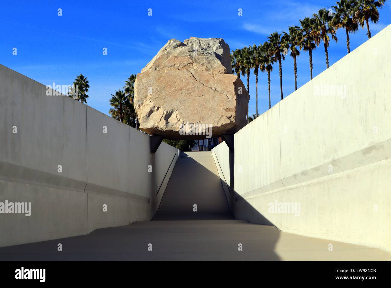 Los Angeles, California: Public Art LEVITATED MASS a sculpture by ...