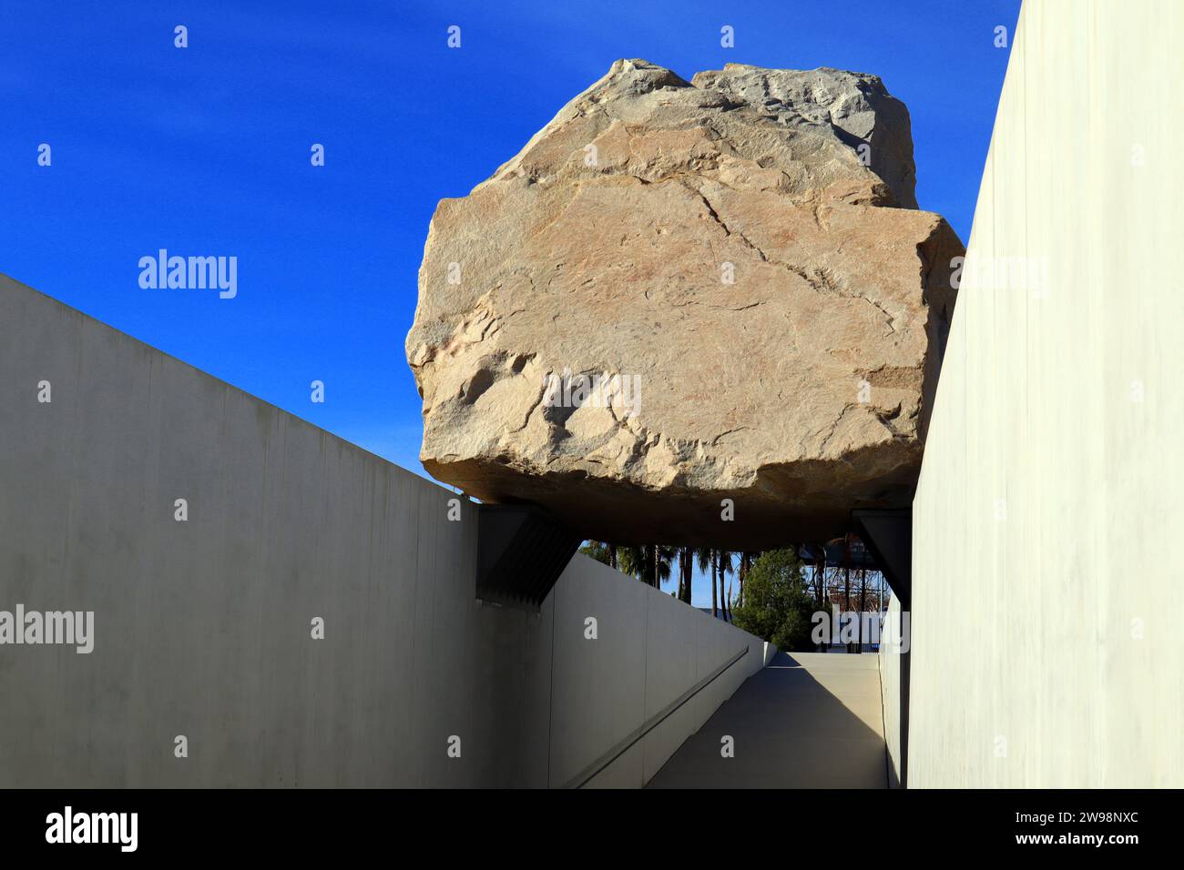 Los Angeles, California: Public Art LEVITATED MASS a sculpture by ...