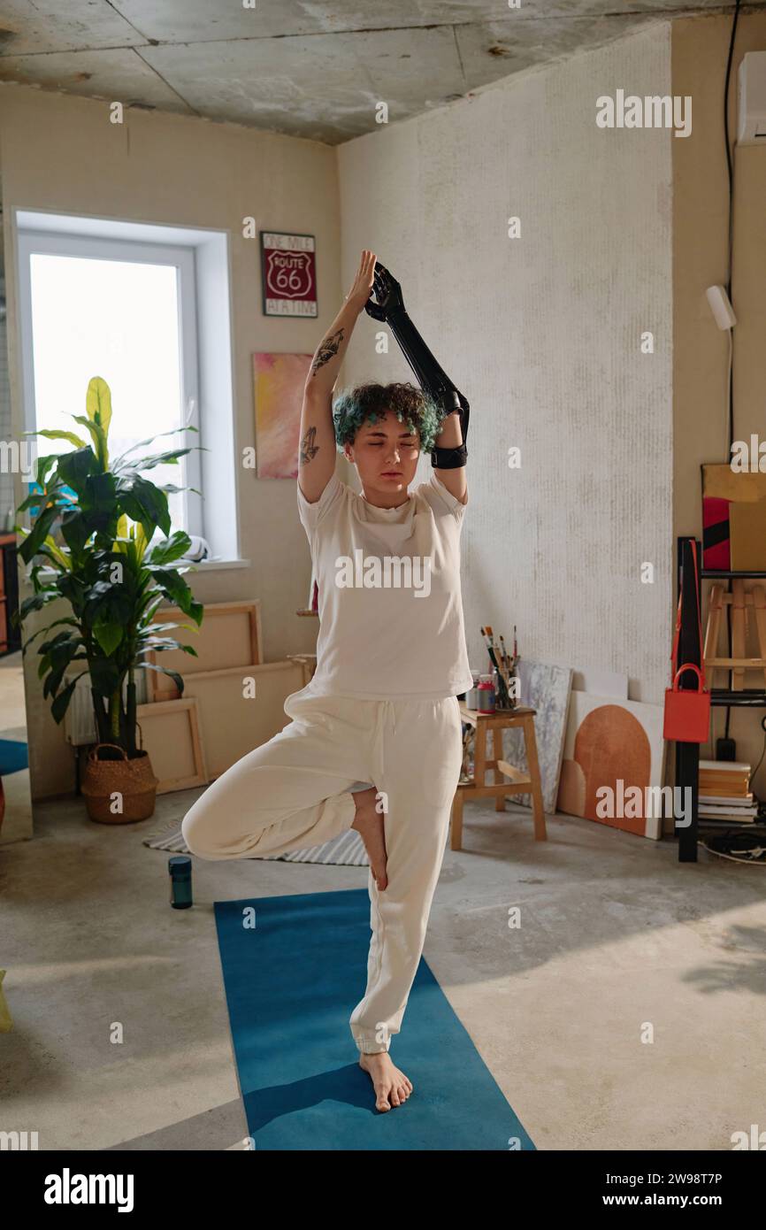 Woman one arm amputee hi-res stock photography and images - Alamy