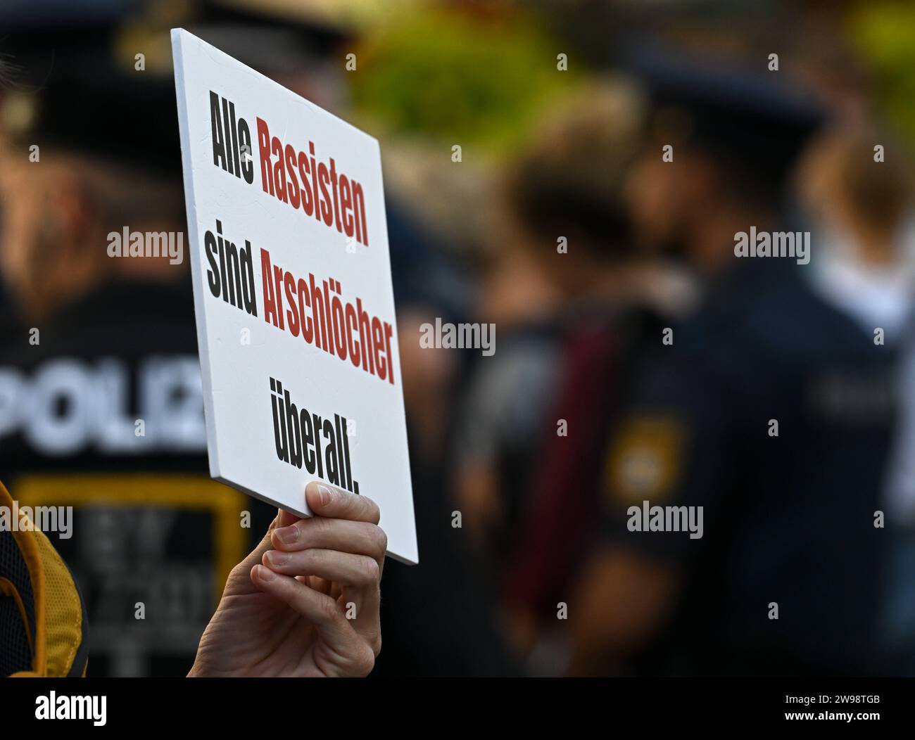 Gegendemonstrant, AfD-Wahlkampfveranstaltung, aufgenommen in Muenchen ...