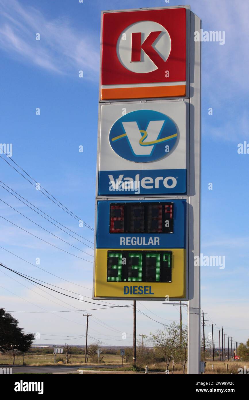 Valero gas station hi-res stock photography and images - Alamy