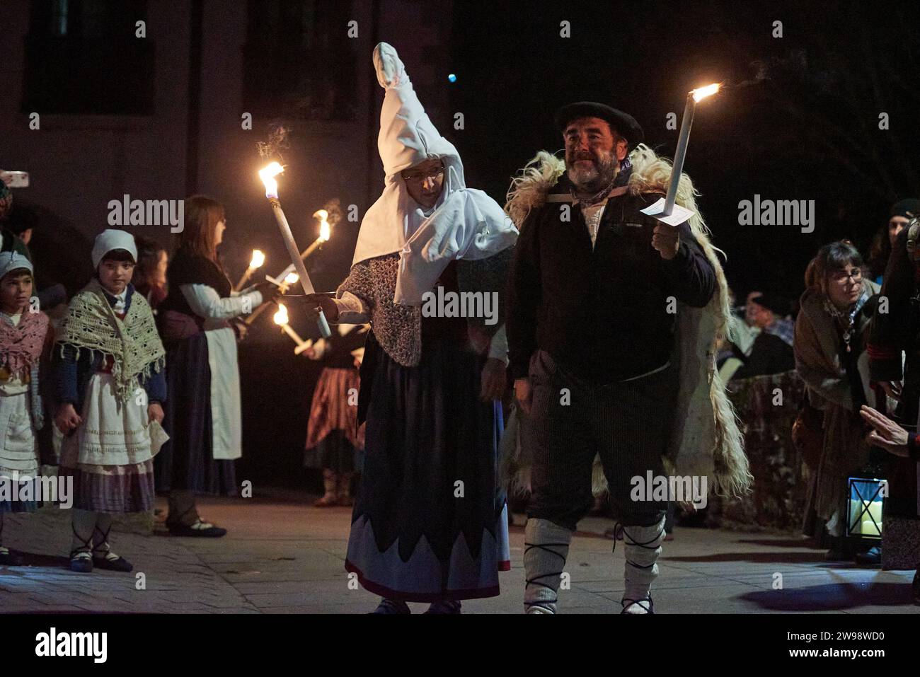 Villava, Spain. 24th Dec, 2023. Olentzero and Mari Domingi enter the ...