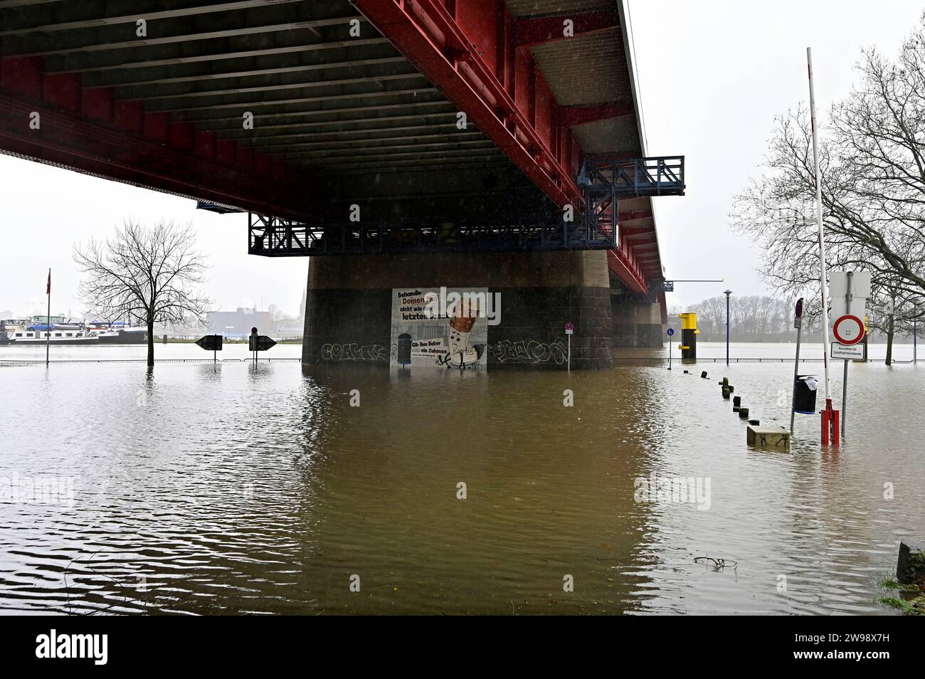 Hochwasser in der stadt hi-res stock photography and images - Alamy