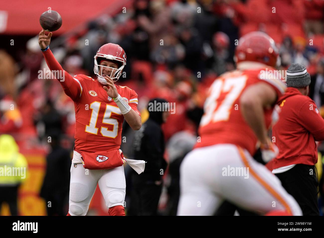 Kansas City Chiefs quarterback Patrick Mahomes (15) throws to tight end Travis Kelce as they ...