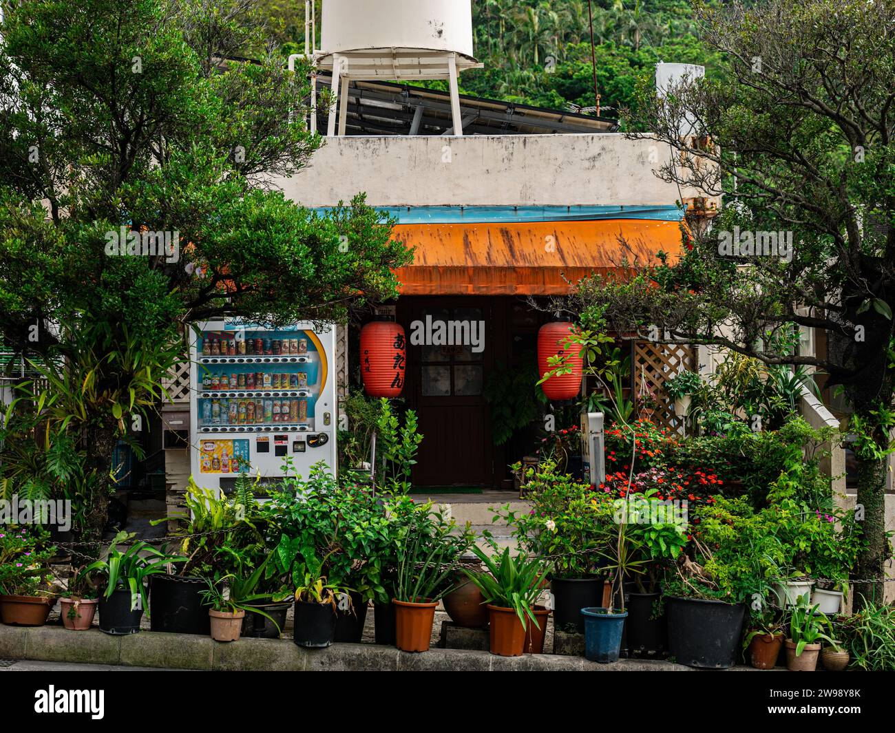 Rustic vintage vending machine hi-res stock photography and images - Alamy