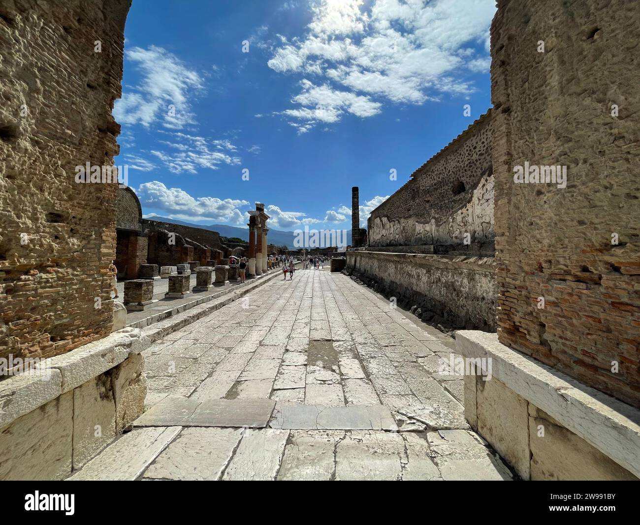 Pathway through ancient ruins hi-res stock photography and images - Alamy