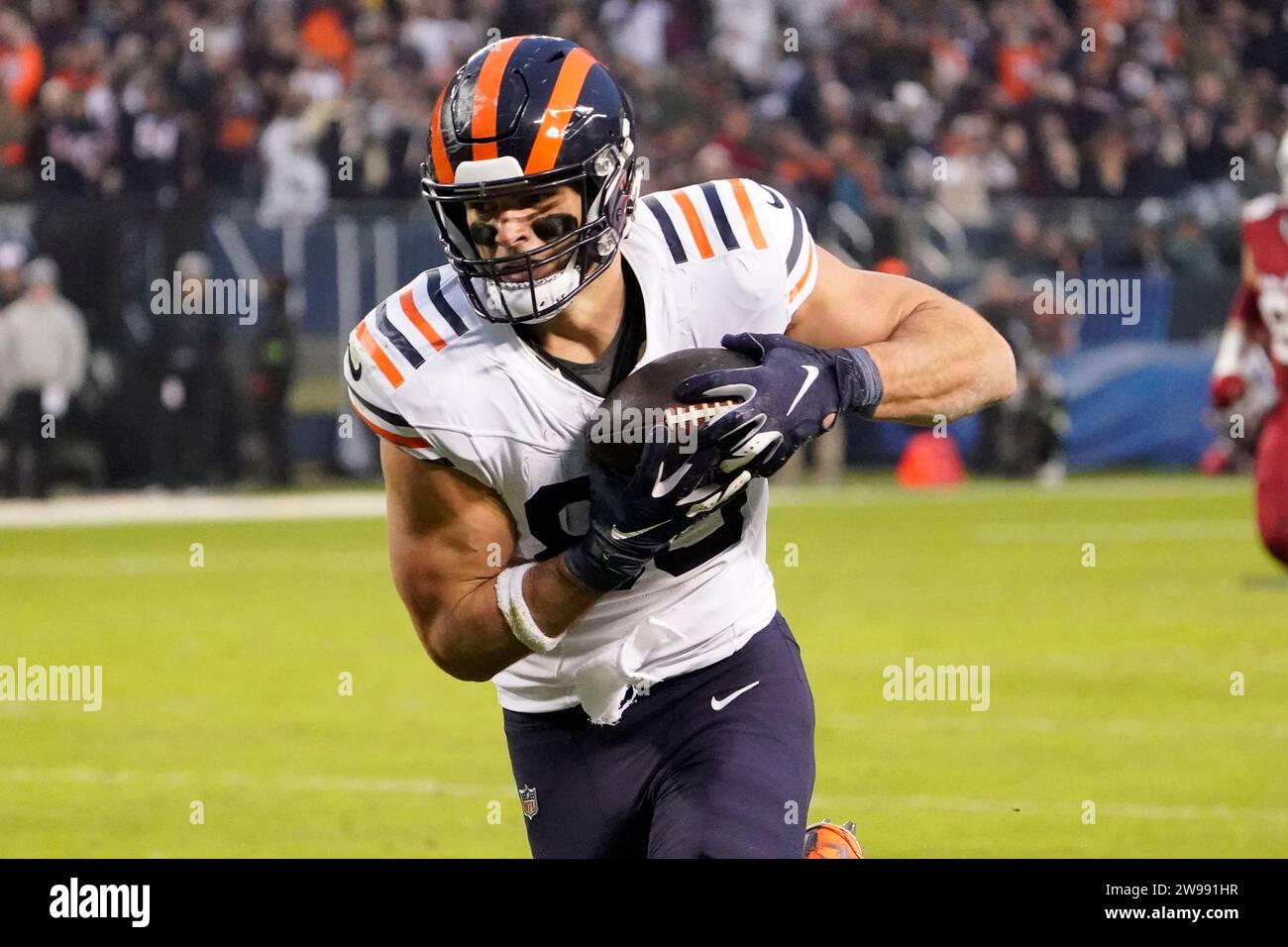 Chicago Bears tight end Cole Kmet (85) makes a catch against the ...