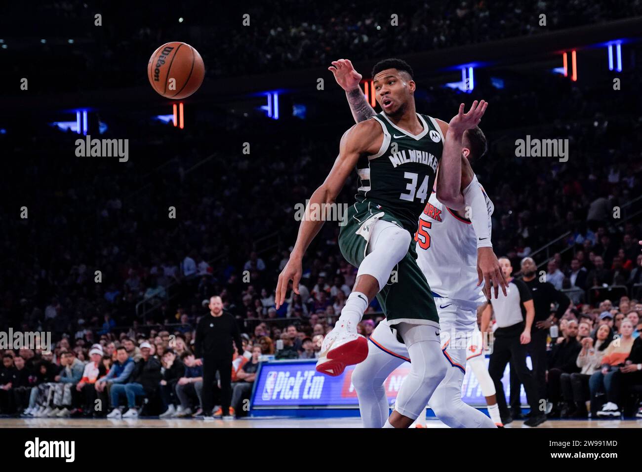 Milwaukee Bucks' Giannis Antetokounmpo, left, battles New York Knicks ...