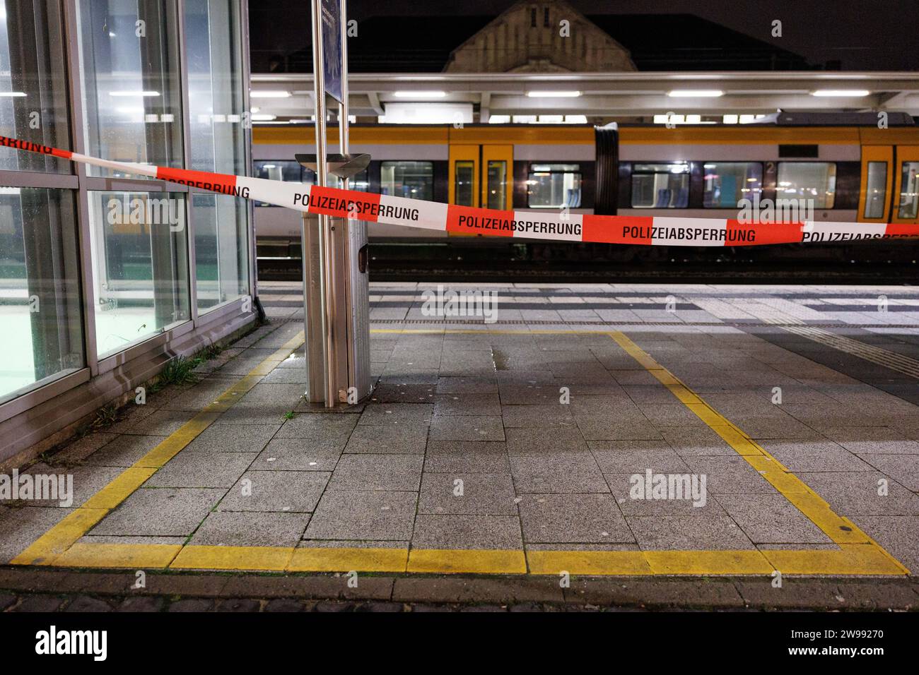 Bielefeld, Germany. 25th Dec, 2023. A "police cordon" fluttering on a ...