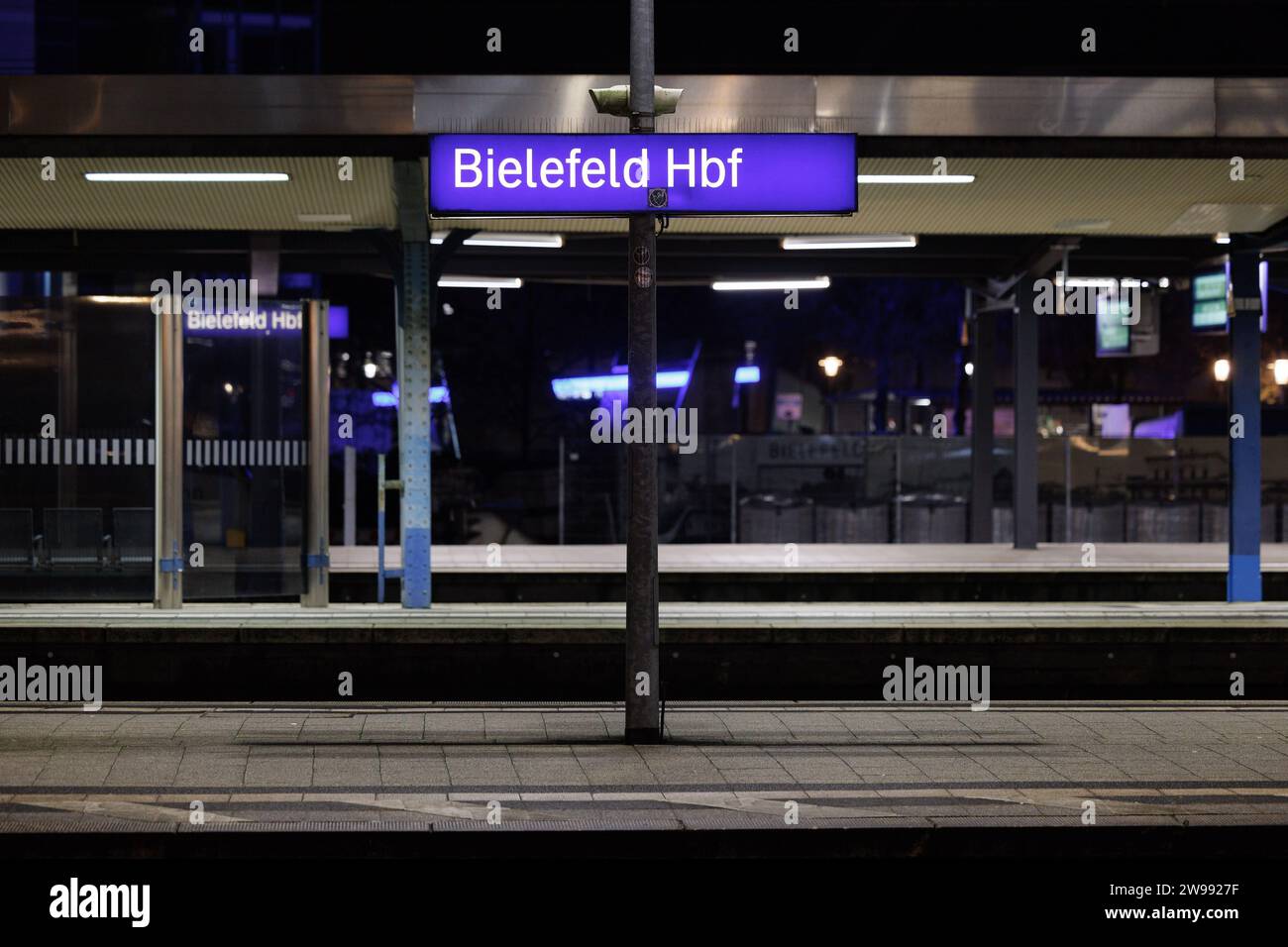 Bielefeld, Germany. 25th Dec, 2023. The platform is empty. Bielefeld ...
