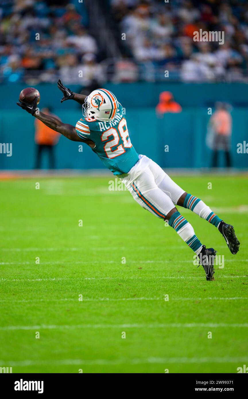 Miami Dolphins running back De'Von Achane (28) fails to make a diving ...