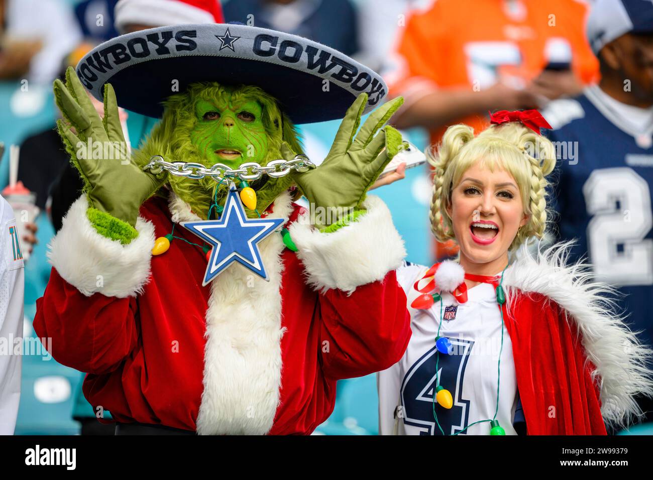 Dallas Cowboys fans dressed up as the Grinch and Cindy Lou Who from the ...