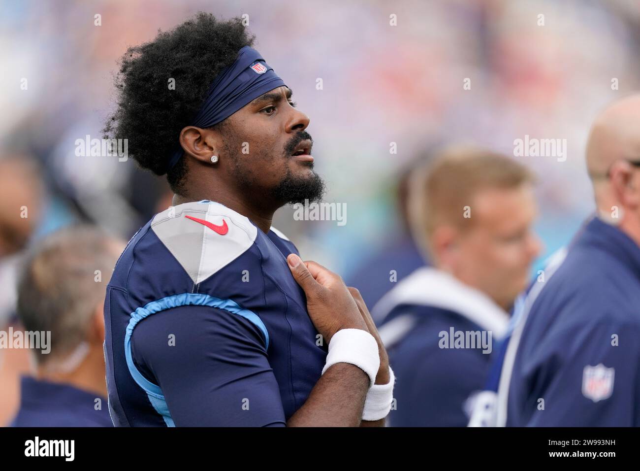 Tennessee Titans quarterback Malik Willis (7) looks to the field from ...