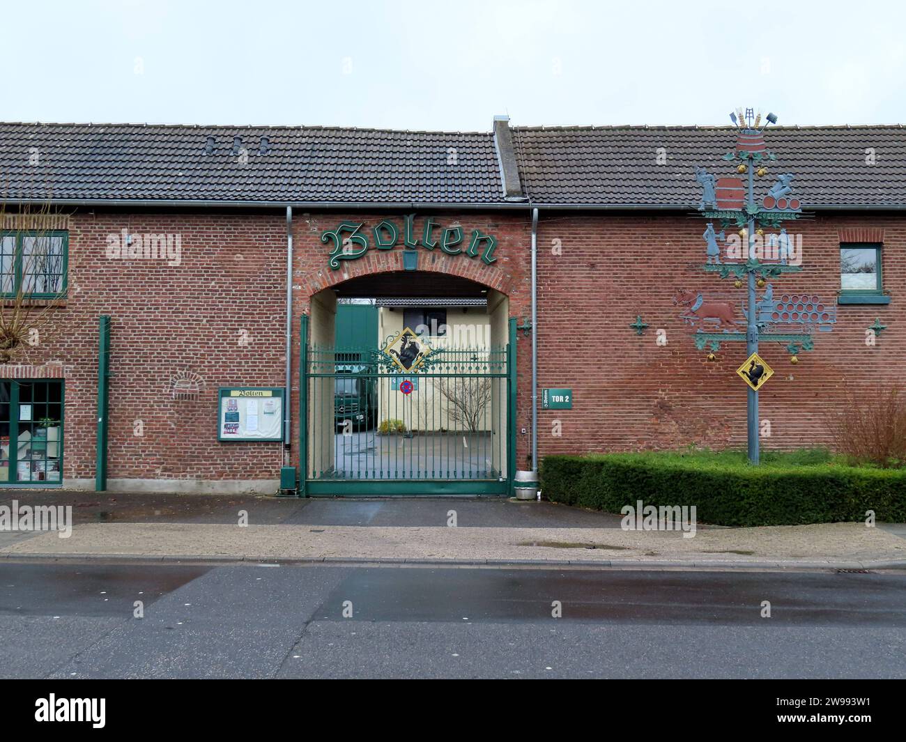 Blick auf die Einfahrt in den Lagerhaus Hof der Brauerei Bolten, der ...
