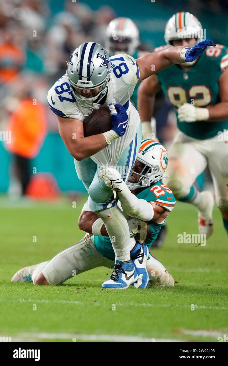 Dallas Cowboys tight end Jake Ferguson (87) is pressured by Miami ...