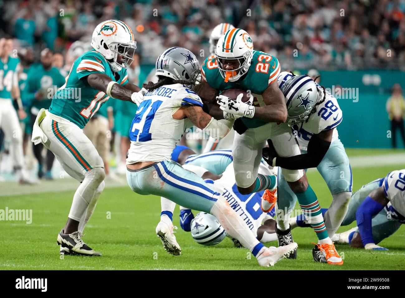 Miami Dolphins running back Jeff Wilson Jr. (23) runs as Dallas Cowboys cornerback Stephon ...