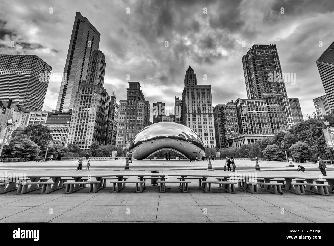 The Cloud Gate (The Bean) with no people present in Chicago, Illinois ...