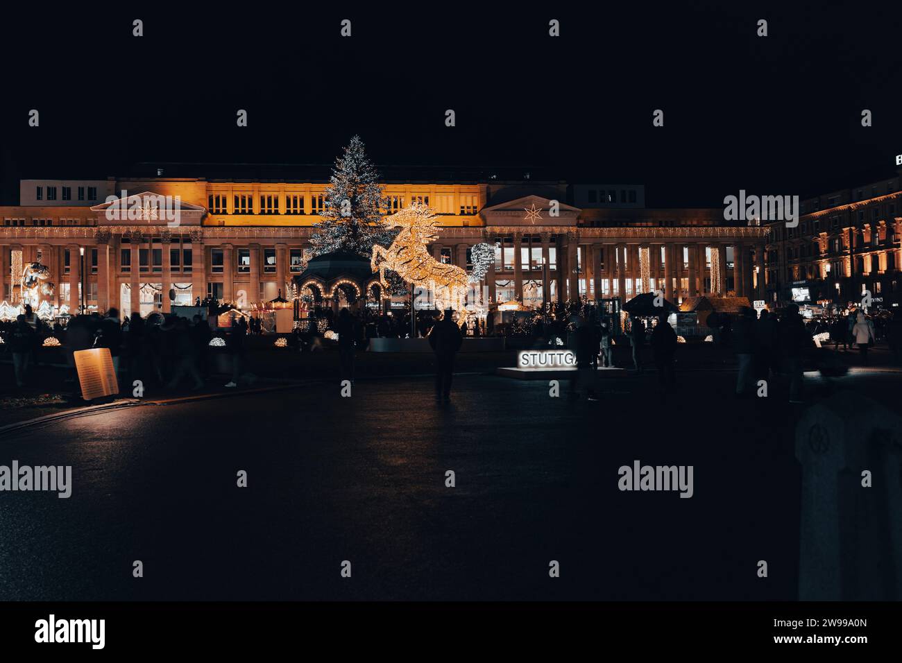 Beautiful illumination of Christmas lights at the Christmas market ...