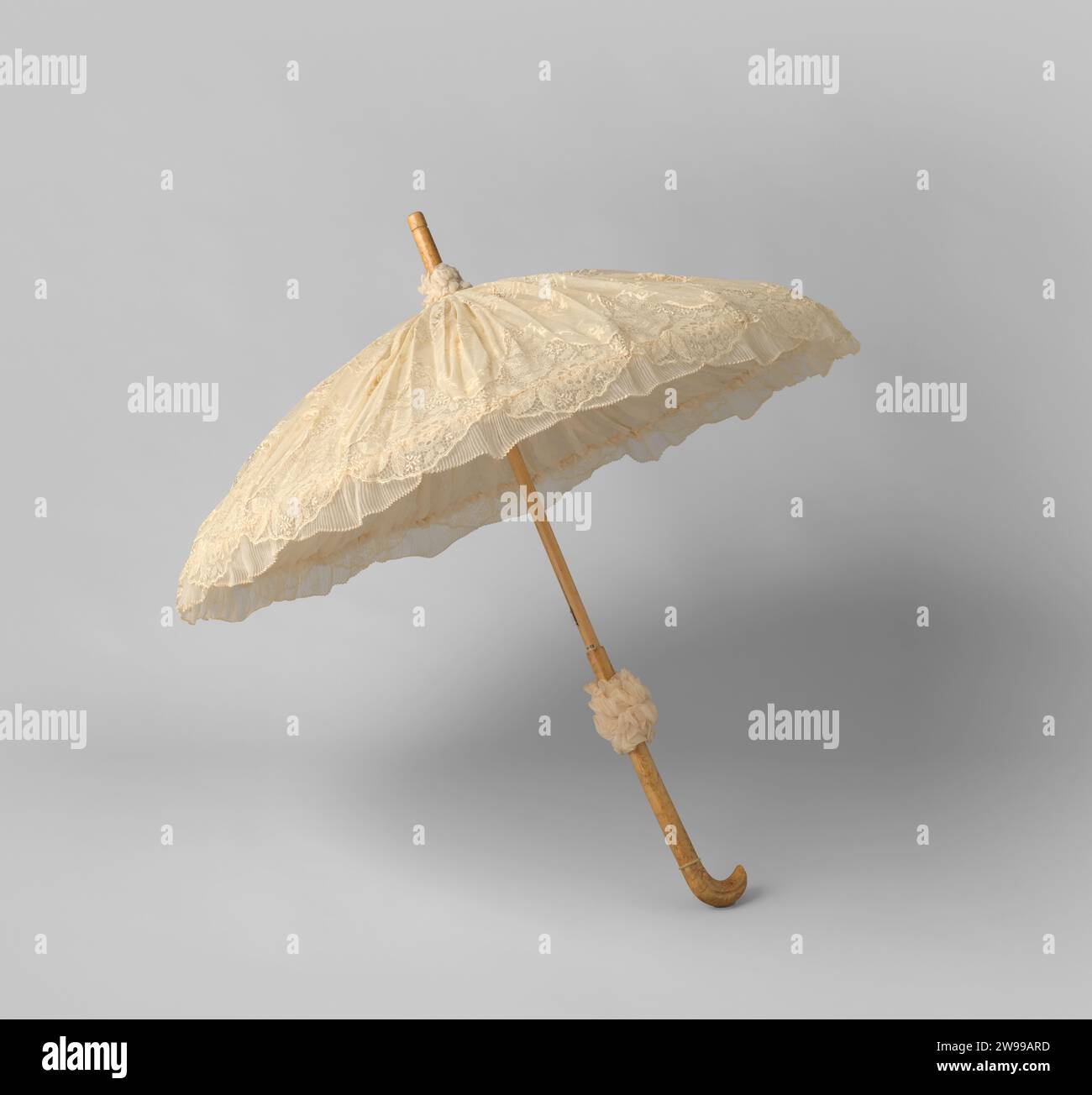 Parasol with deck of cream -colored tulle tulle and machine side on a ...