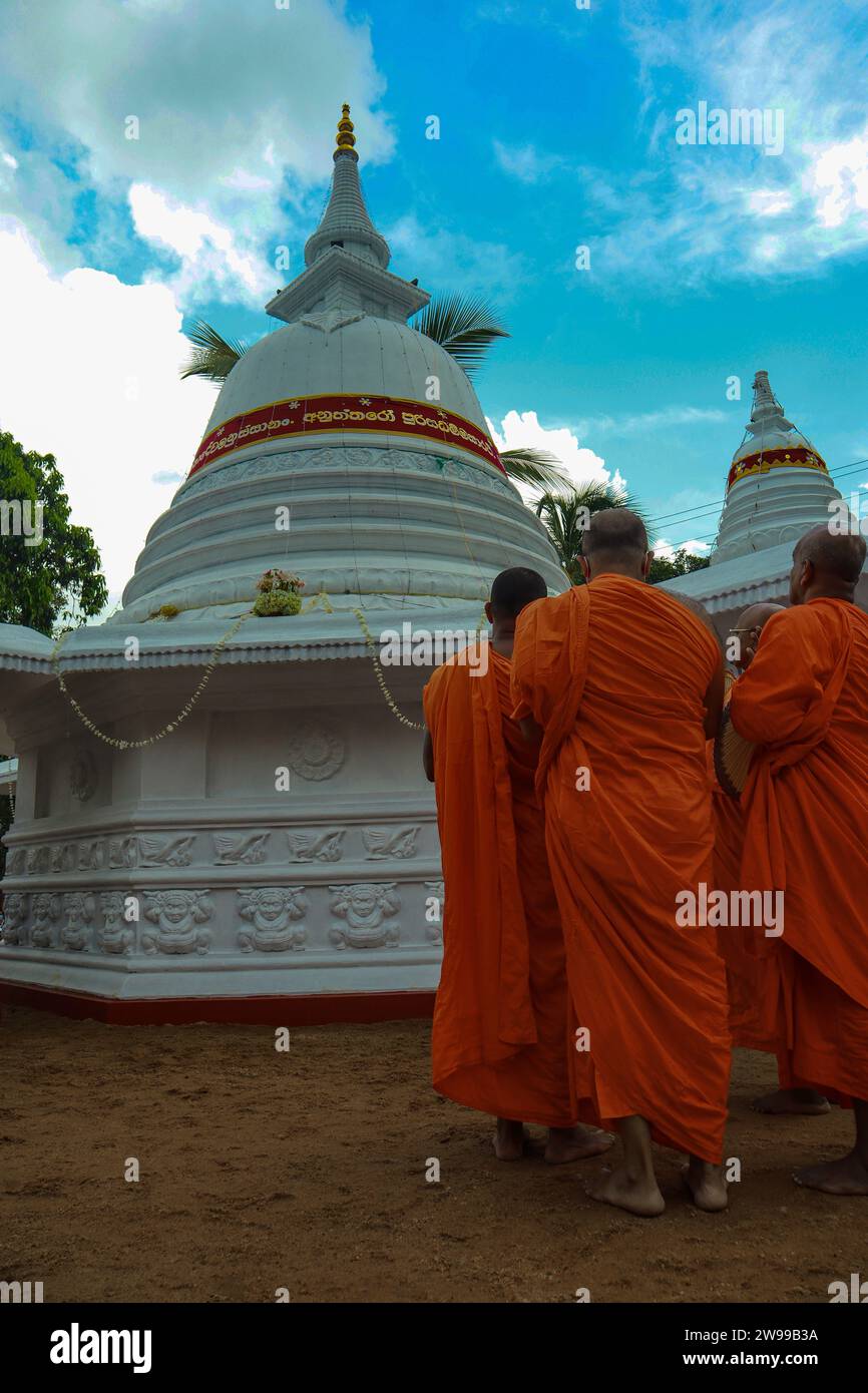 Buddhist monks worshiping to sthupa Stock Photo - Alamy