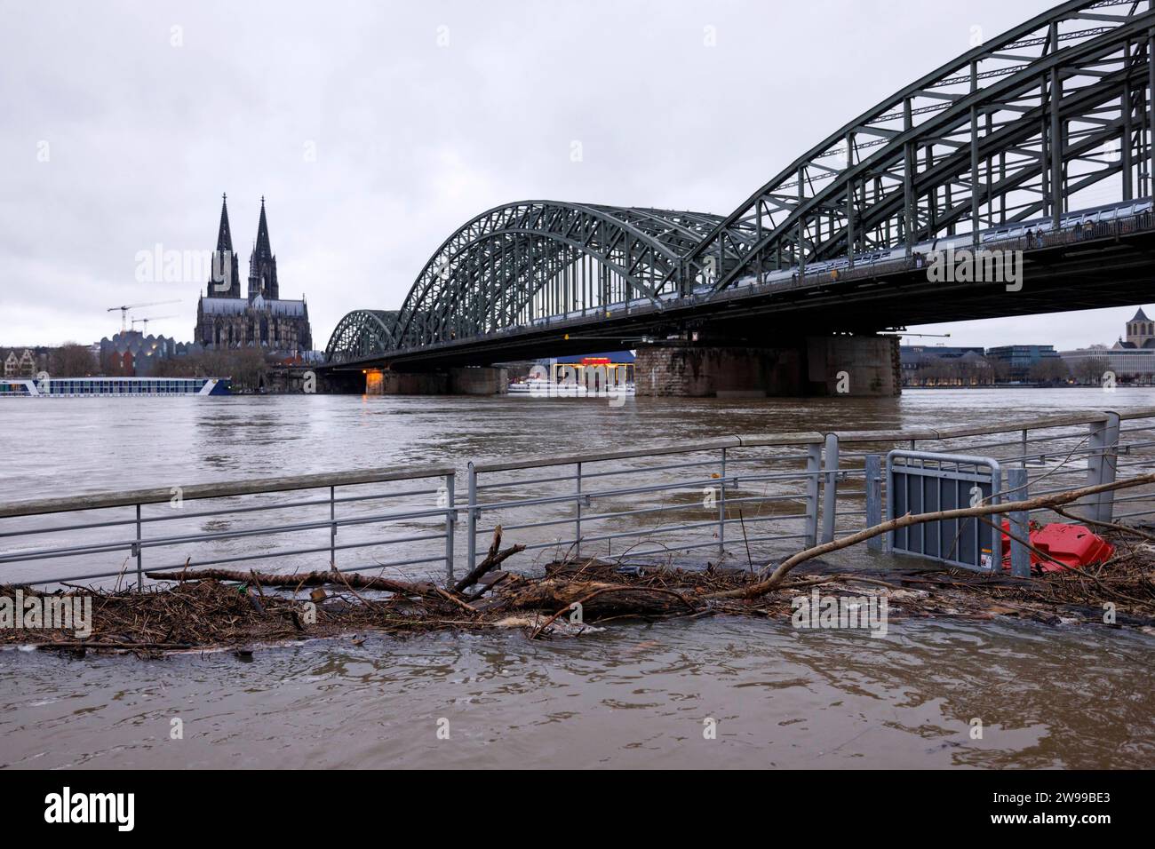 Elegantes Hochwasser Rhein Koln Ebenbild