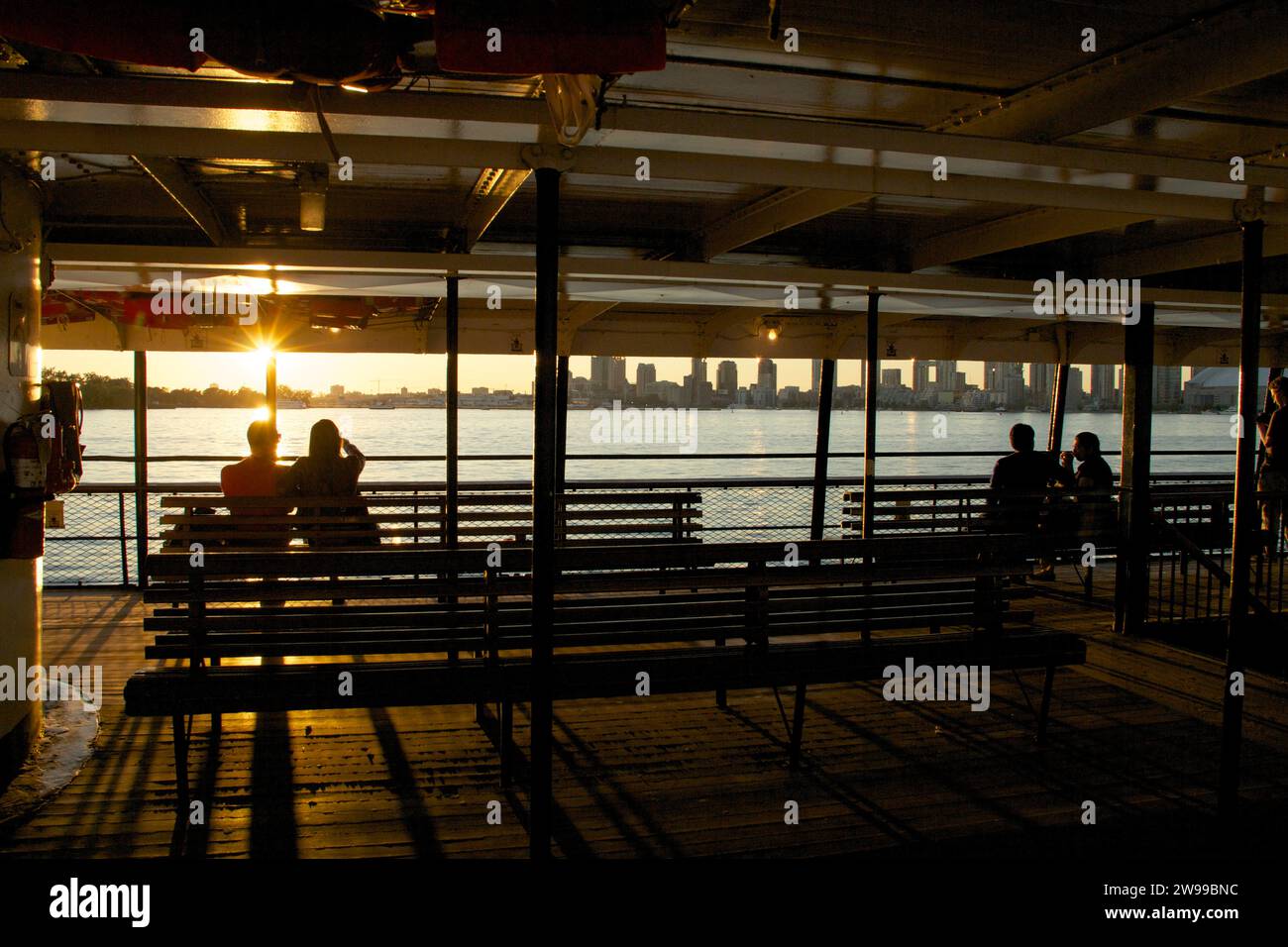 Couples watching sunset hi-res stock photography and images - Alamy