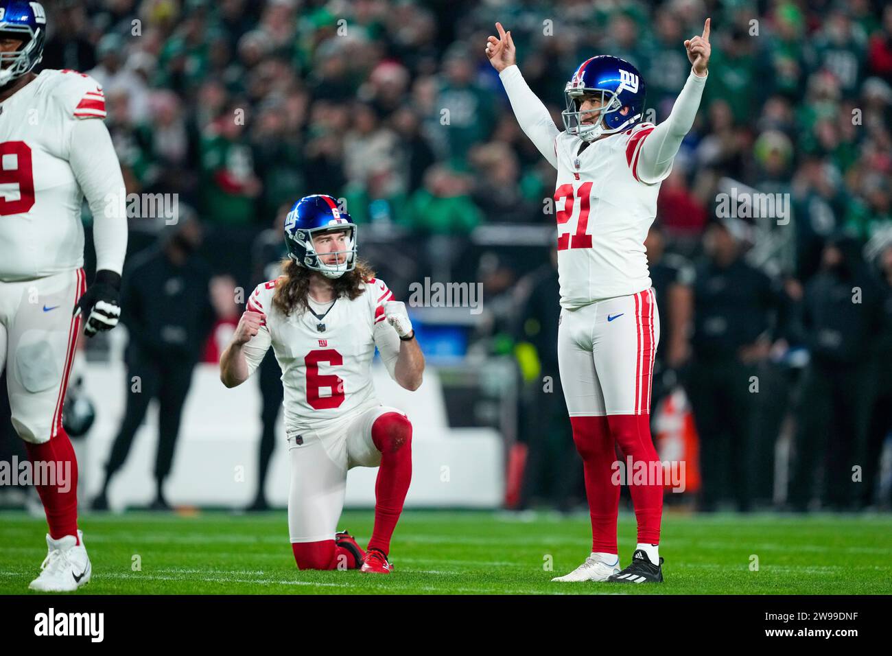 New York Giants place-kicker Mason Crosby celebrates after a field goal ...