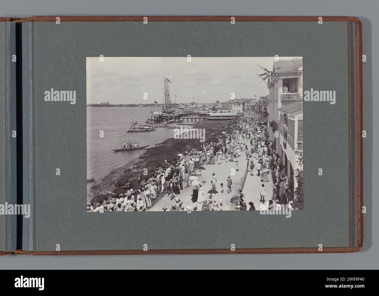 Entering a three -mast in the port of Paramaribo (?), Viewed by a crowd ...