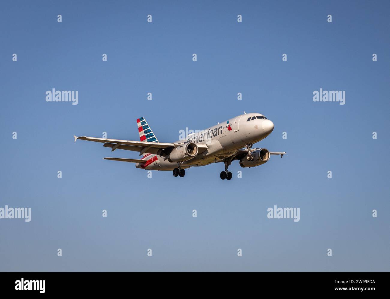 An American Airlines plane landing at Ronald Reagan Airport in ...