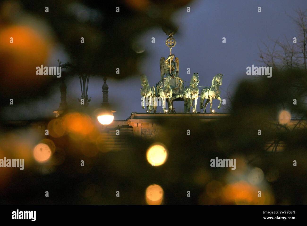 21.12.2023, Berlin - Deutschland. Blick auf die Quadriga auf dem ...