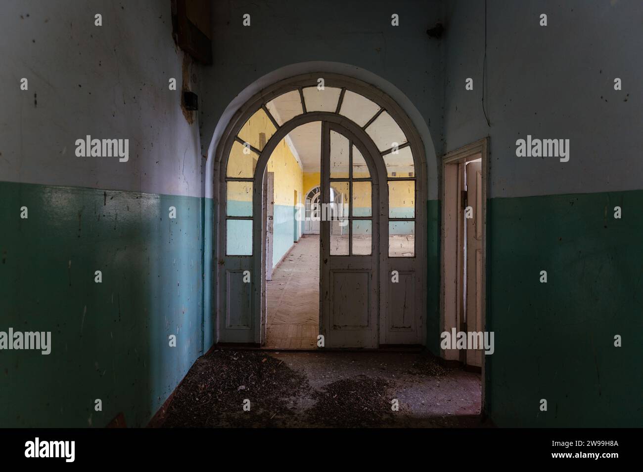 Ruined mansion corridor interior hi-res stock photography and images ...