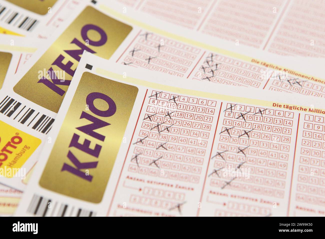 Ein ausgefüllter Schein der Zahlenlotterie KENO liegt auf einem Tisch ...