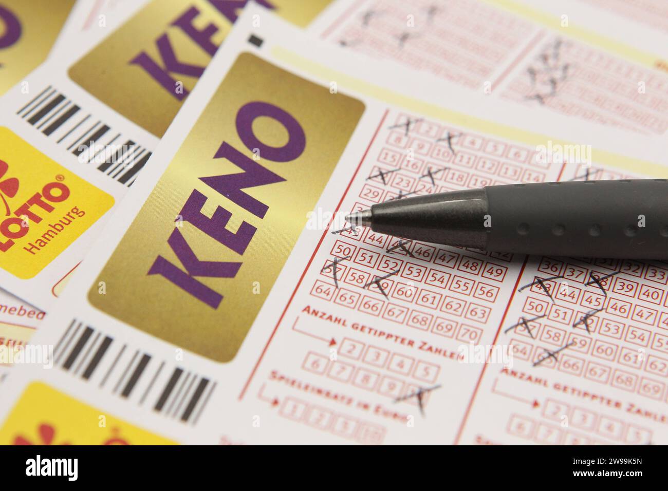 Ein ausgefüllter Schein der Zahlenlotterie KENO liegt auf einem Tisch ...