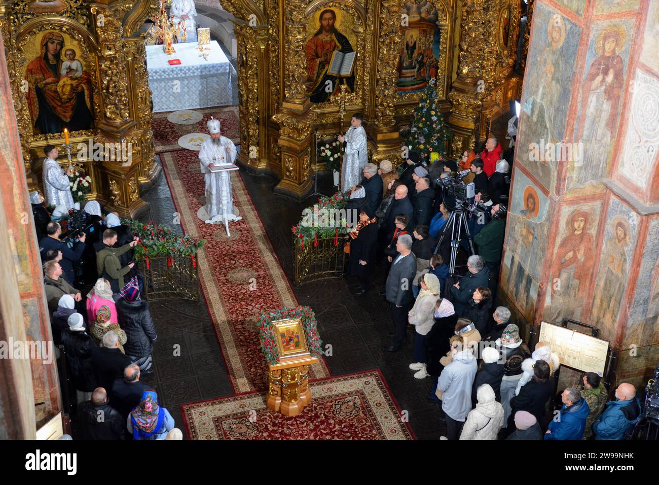Kyiv, Ukraine. 25th Dec, 2023. Believers pray during a Christmas ...